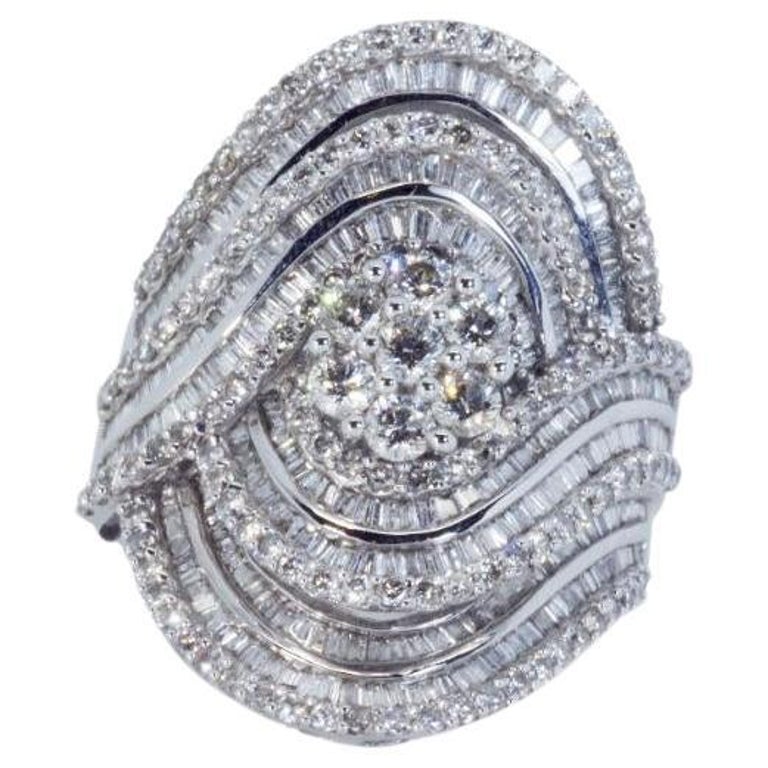 Luxurious 18K White Gold Dome Ring with 4.00 Ct Natural Diamonds For Sale at 1stDibs