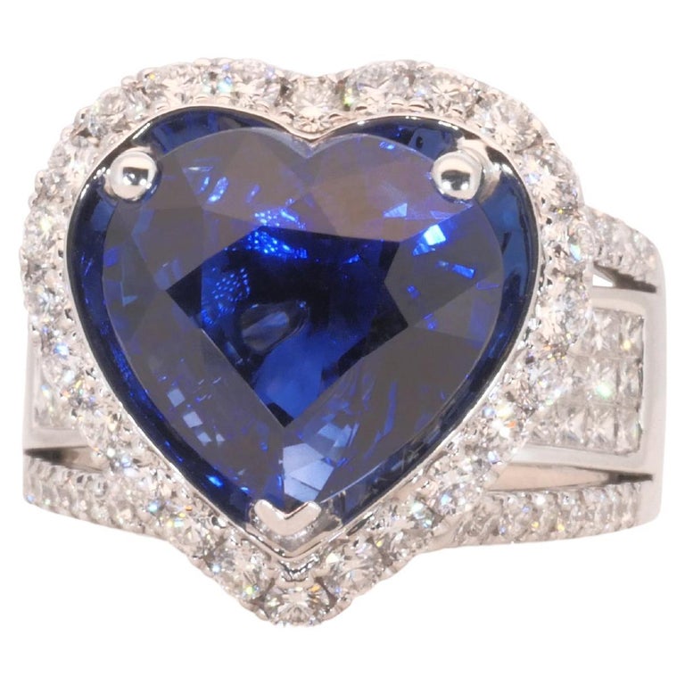 Luxurious 18k White Gold Heart Dome Ring w/ 18.14ct Natural Sapphire and Diamonds For Sale at ...
