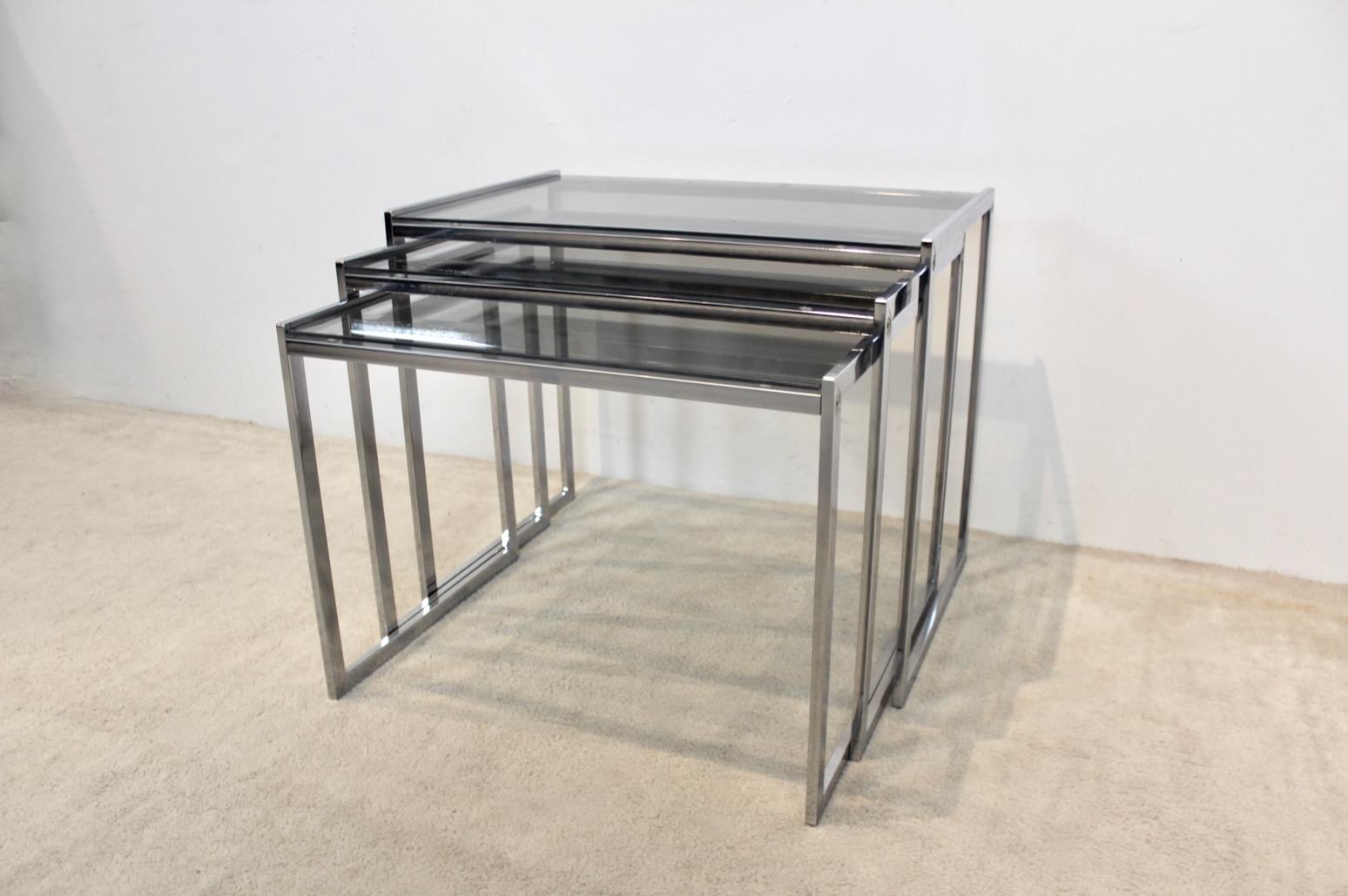 Luxurious set of Howard Miller Nesting Tables at 1stDibs