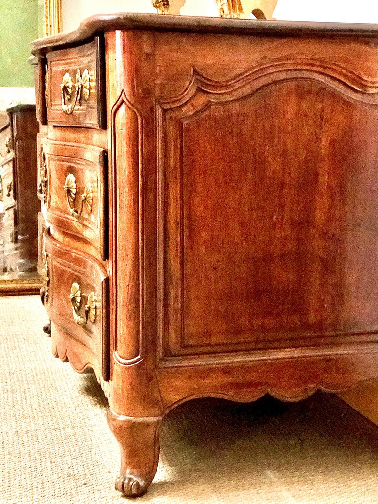 Magnificent 18th Century French Serpentine Commode For Sale at 1stDibs