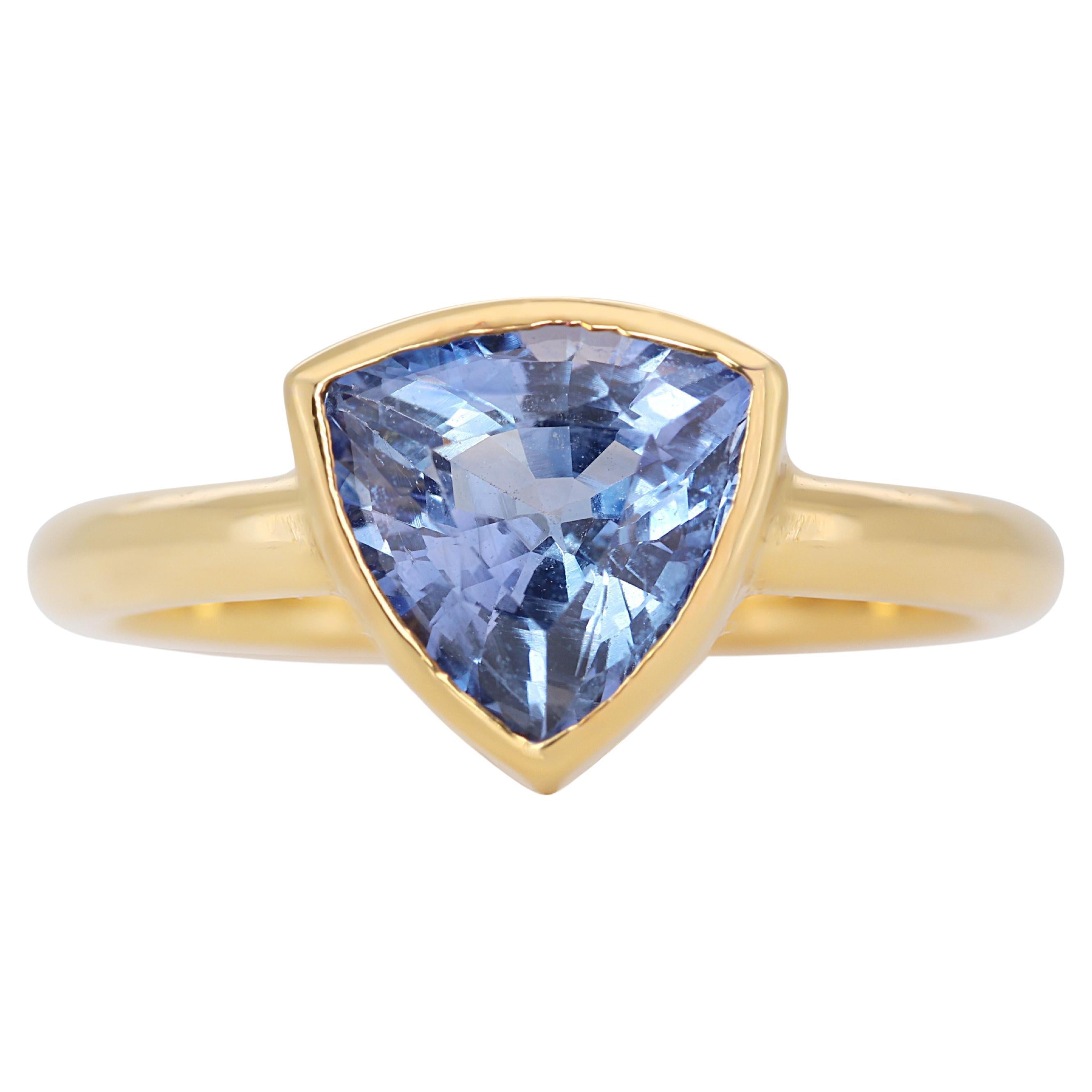 Magnificent 2.00ct Sapphire Ring in 18K Yellow Gold For Sale at 1stDibs