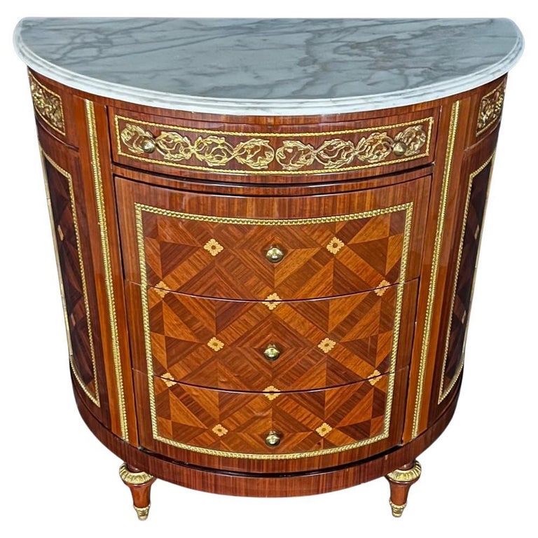 Magnifique meuble de rangement français de style Louis XVI à plateau en ...