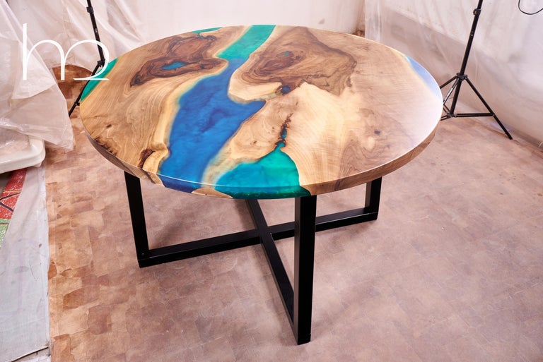 Magnificent Union Round Dining Table For Sale at 1stDibs