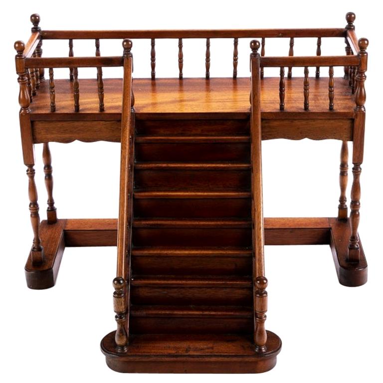 Modèle architectural d'escalier en acajou avec plateau En vente sur 1stDibs