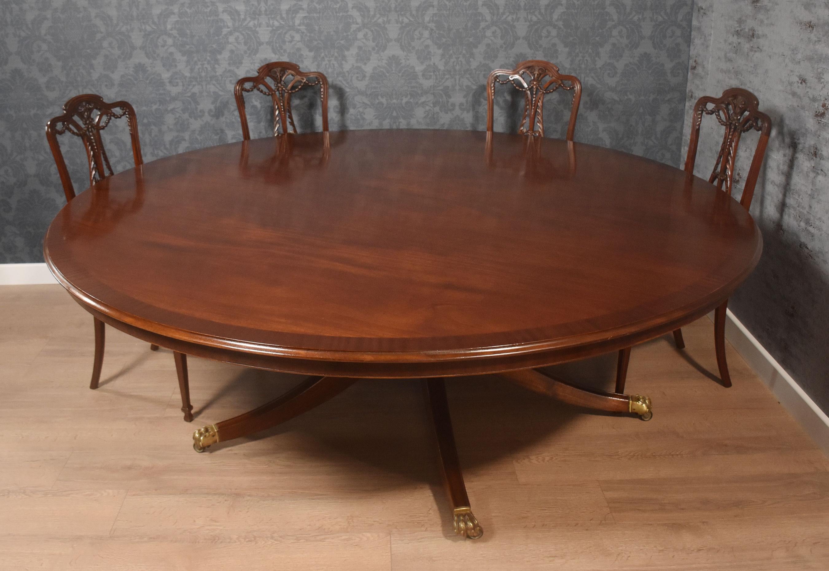 Mahogany cross banded circular dining table For Sale at 1stDibs