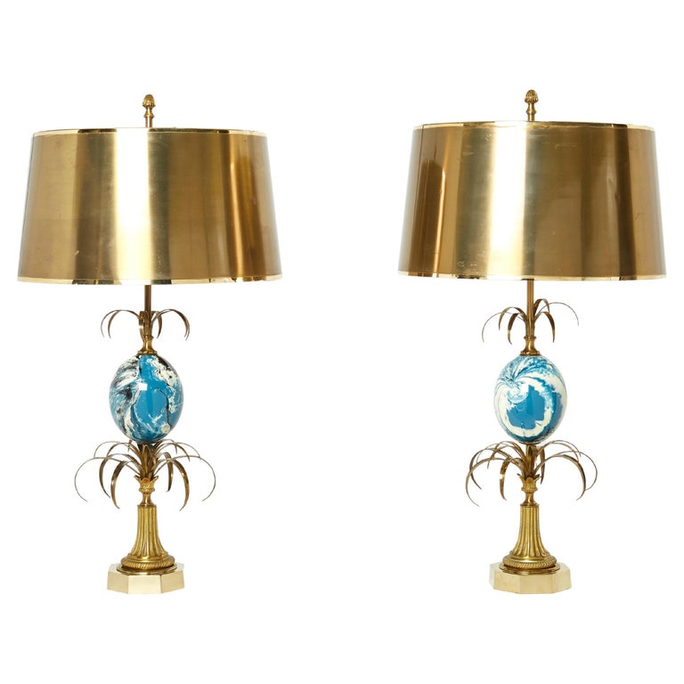 Maison Charles Paire de lampes en laiton Abats-jour originaux en forme ...