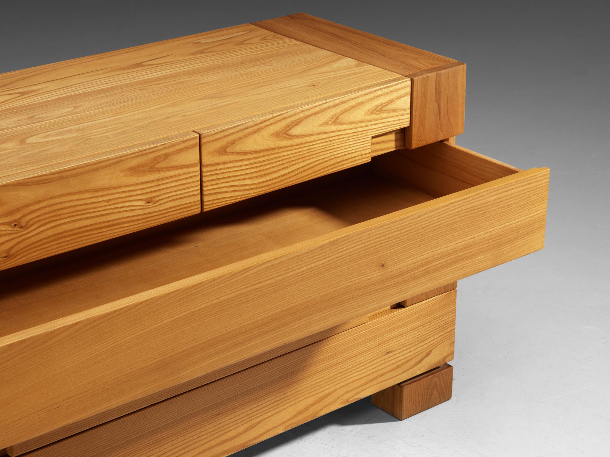 Commode géométrique Maison Regain en orme massif - En vente sur 1stDibs