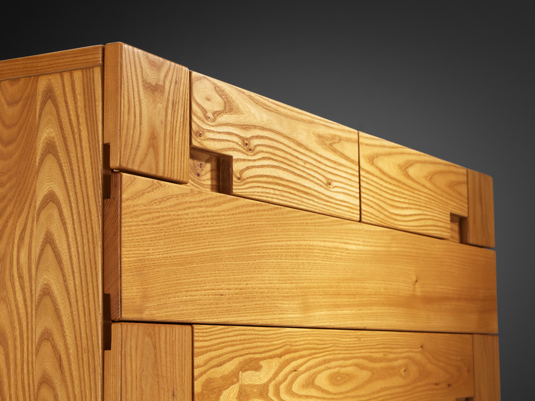 Commode géométrique Maison Regain en orme massif - En vente sur 1stDibs