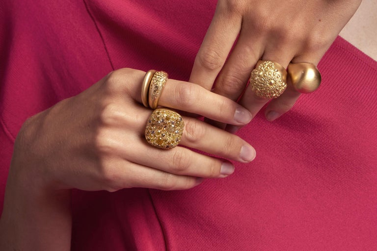 Malak 18k Gold Square Ring with Icy Diamonds For Sale at 1stDibs