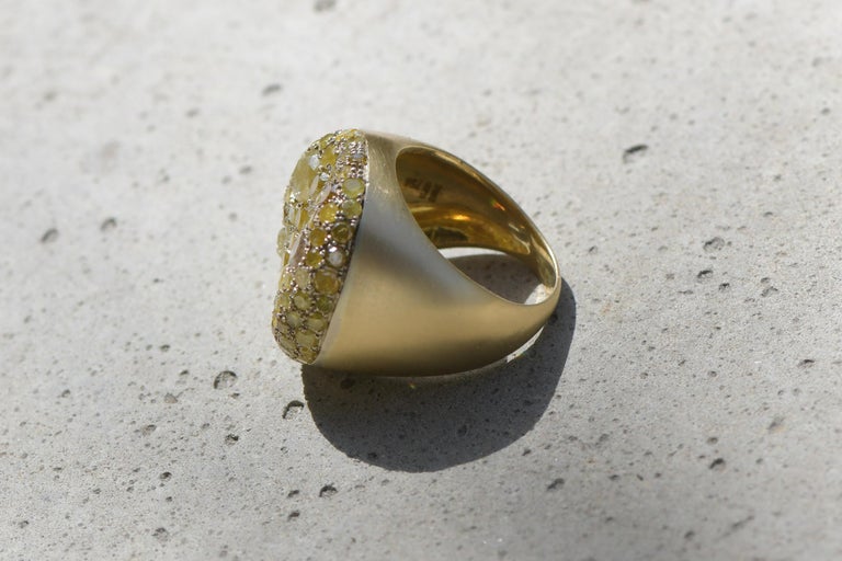 Malak 18k Gold Square Ring with Icy Diamonds For Sale at 1stDibs