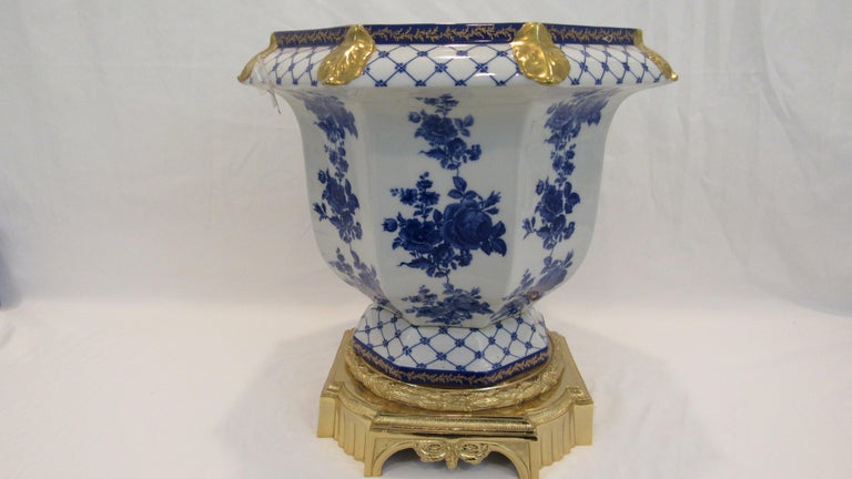 Mangani Cachepot White Porcelain Hand Painted with 24 Karat Gold Micro ...