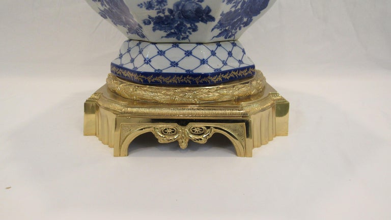 Mangani Cachepot White Porcelain Hand Painted with 24 Karat Gold Micro ...