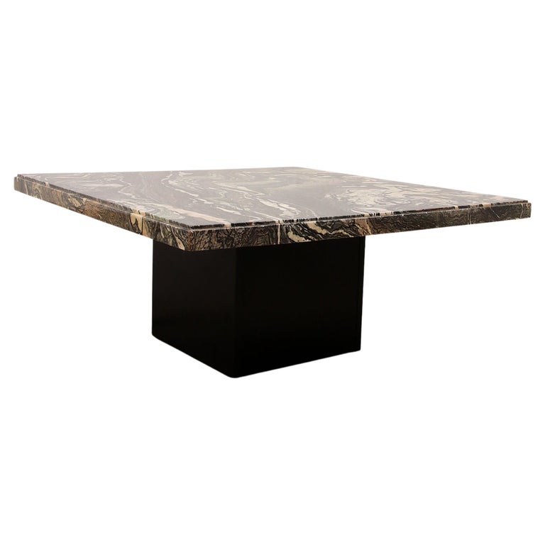 Table basse en marbre Luana Rosso avec une lourde base en bois 1980 En ...