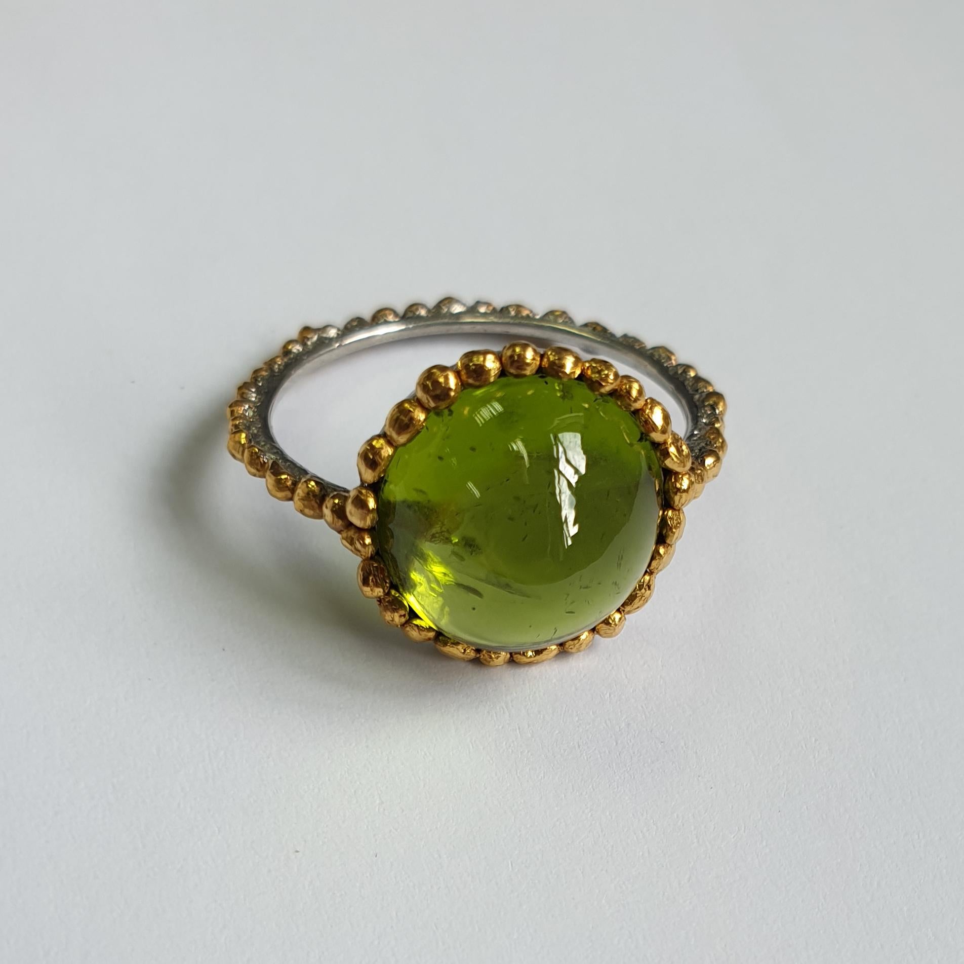 Round Cabochon Peridot Ring set in Platinum and 24 Karat Gold For Sale ...