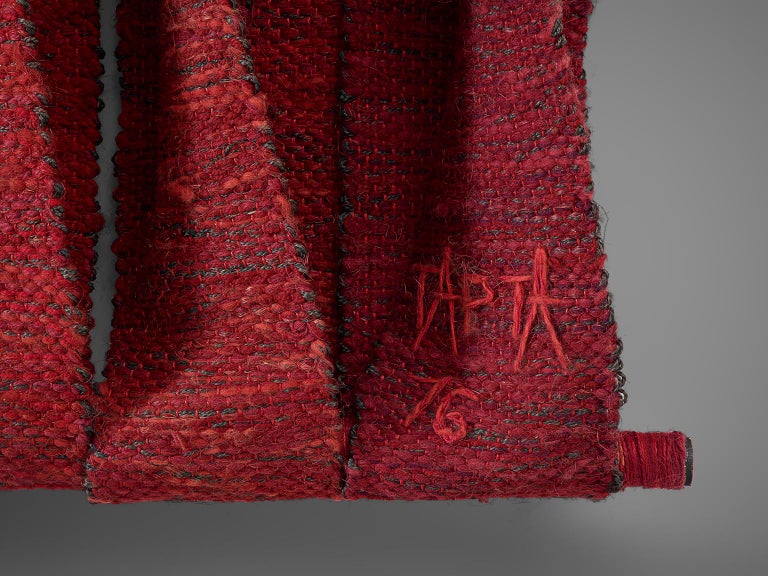 Maria Tapta - Grande sculpture murale en textile rouge En vente sur 1stDibs