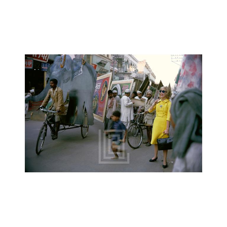 Mark Shaw - Tiger Morse in Yellow Suit, Street 01, 1962 For Sale at 1stDibs