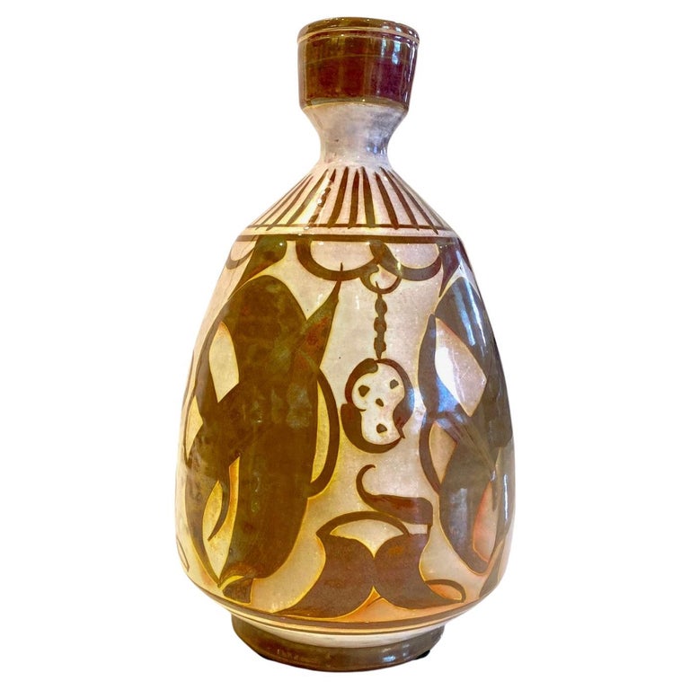 Keramikflasche aus Maroon und Weiß von Alan Caiger Smith im Angebot bei 1stDibs