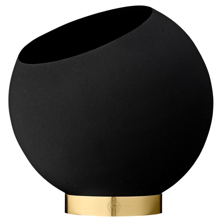 Medium Black Minimalist Flower Pot For Sale at 1stDibs