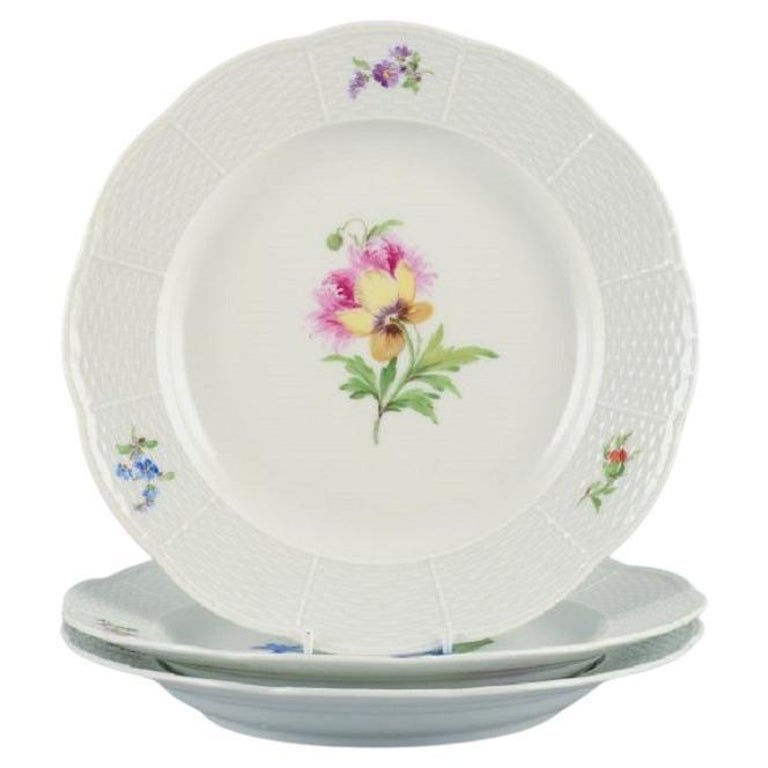 Meissen, a set of three dinner plates in porcelain. Approx. 1900 For ...