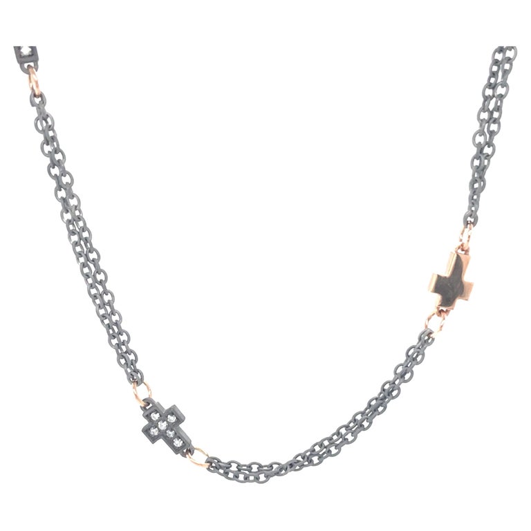 Chaîne en forme de croix en or rose et titane avec diamants blancs pour ...