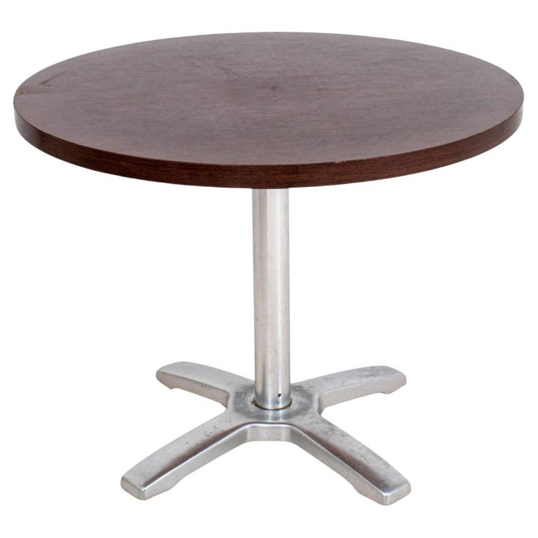Mercer Hotel, runder Tisch mit zwei Platten im Angebot bei 1stDibs