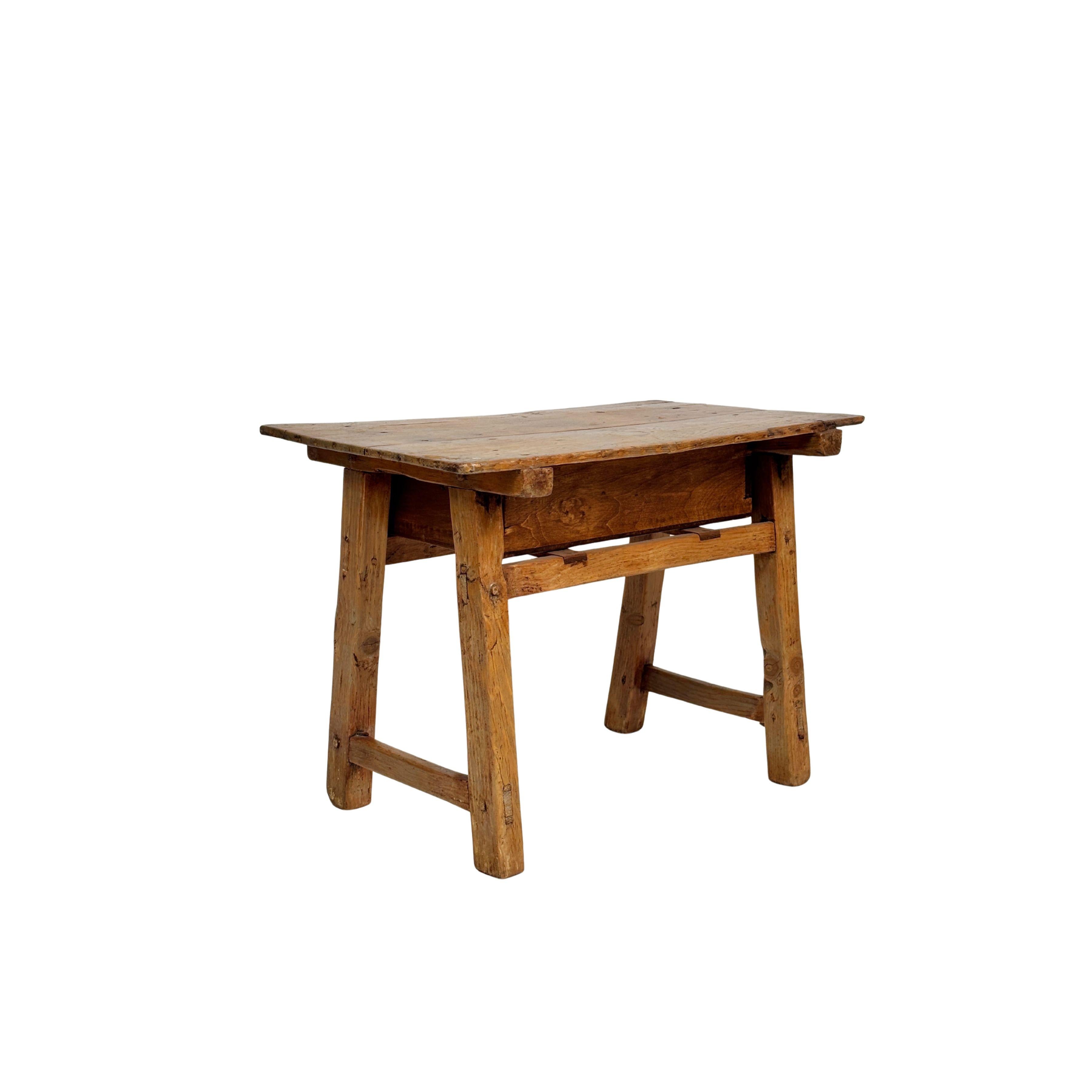 Mesa popular wabi sabi española años 40 For Sale at 1stDibs