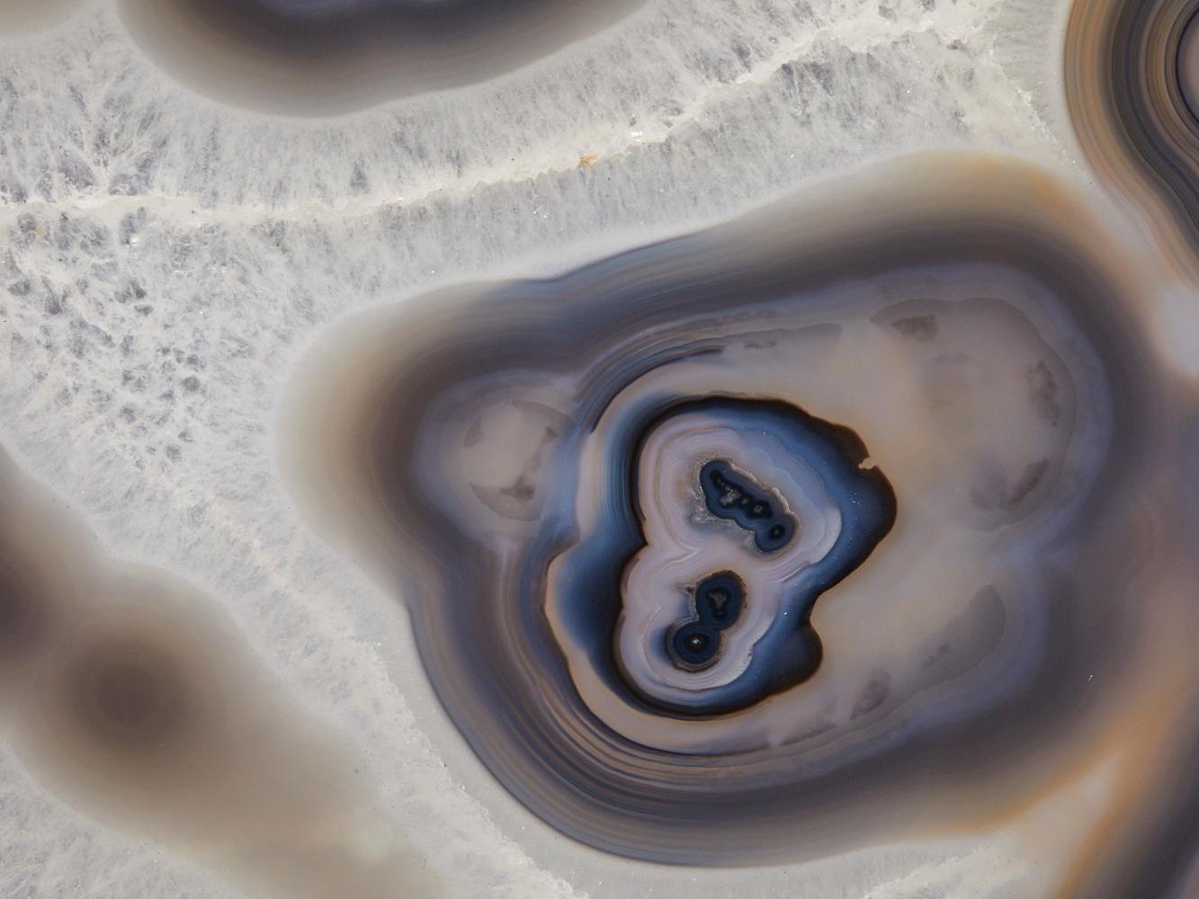 Mesmerizing Agate with White Quartz For Sale at 1stDibs