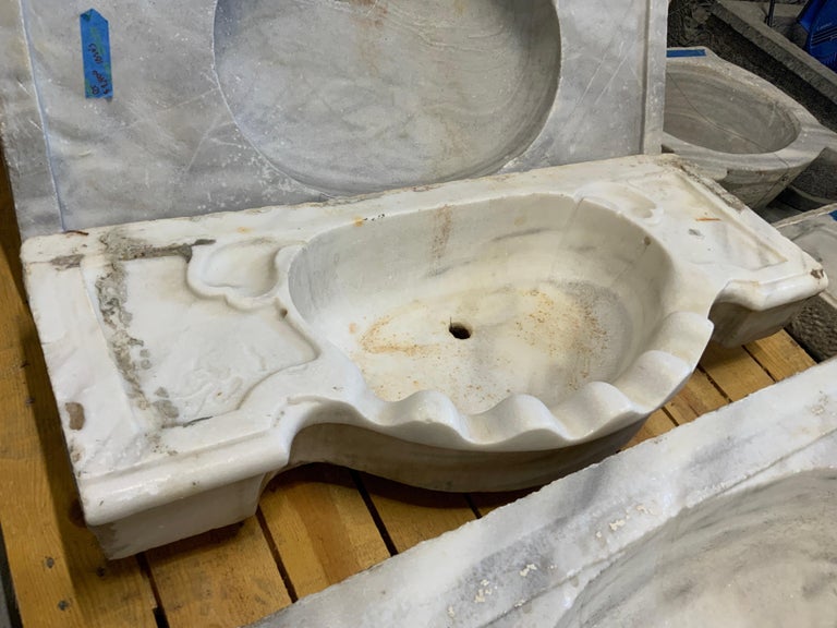 Mid-19th Century White Marble Sink with Shell Design For Sale at 1stDibs