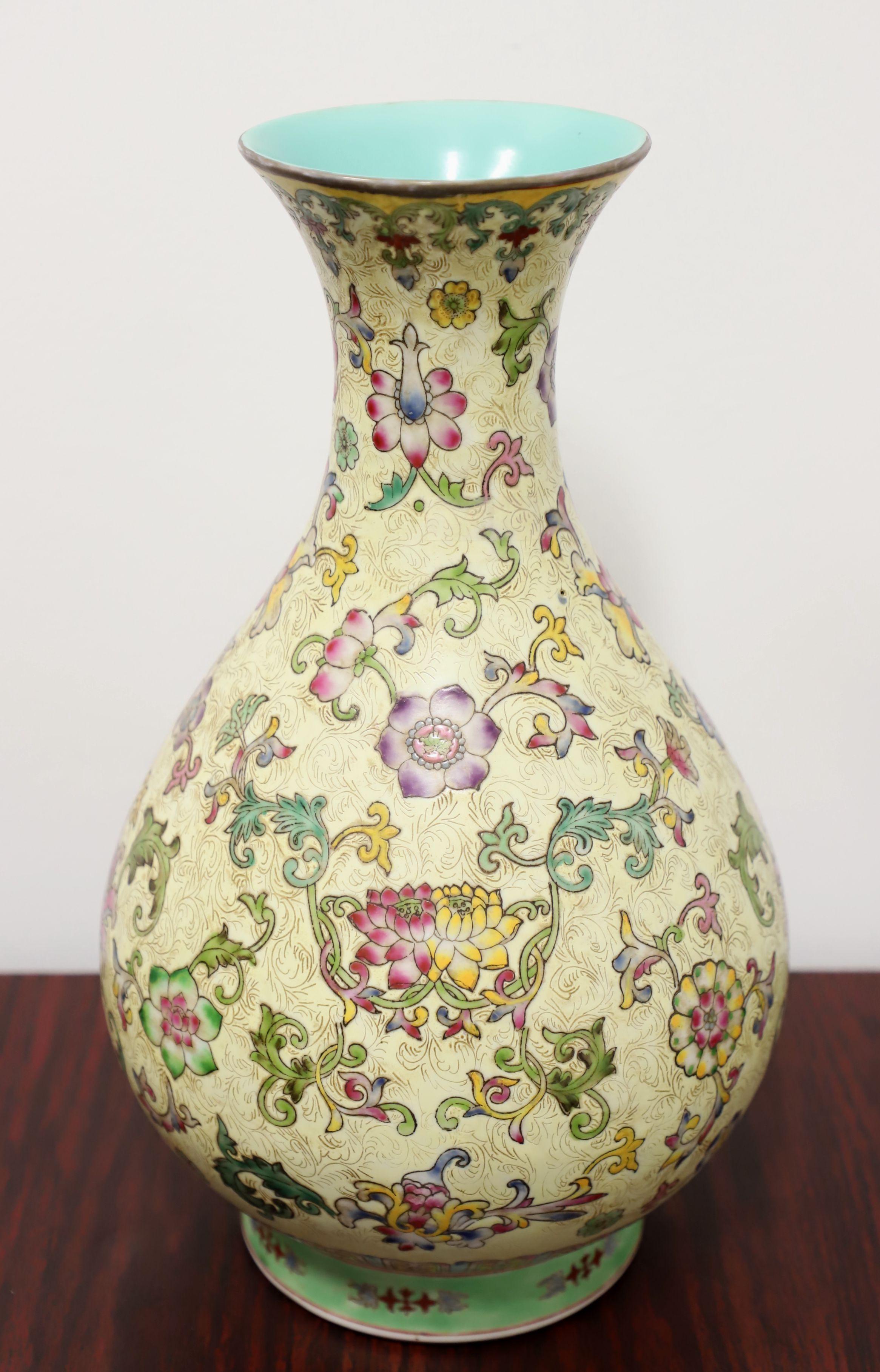 Mid 20th Century Chinese Export Hand Painted Porcelain Vase For Sale at ...