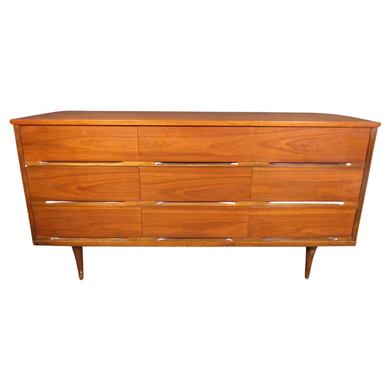Mid-Century American Walnut Dresser For Sale at 1stDibs