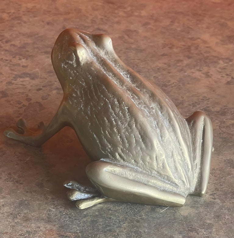 Mid-Century Brass Frog Sculpture/ Paperweight For Sale at 1stDibs