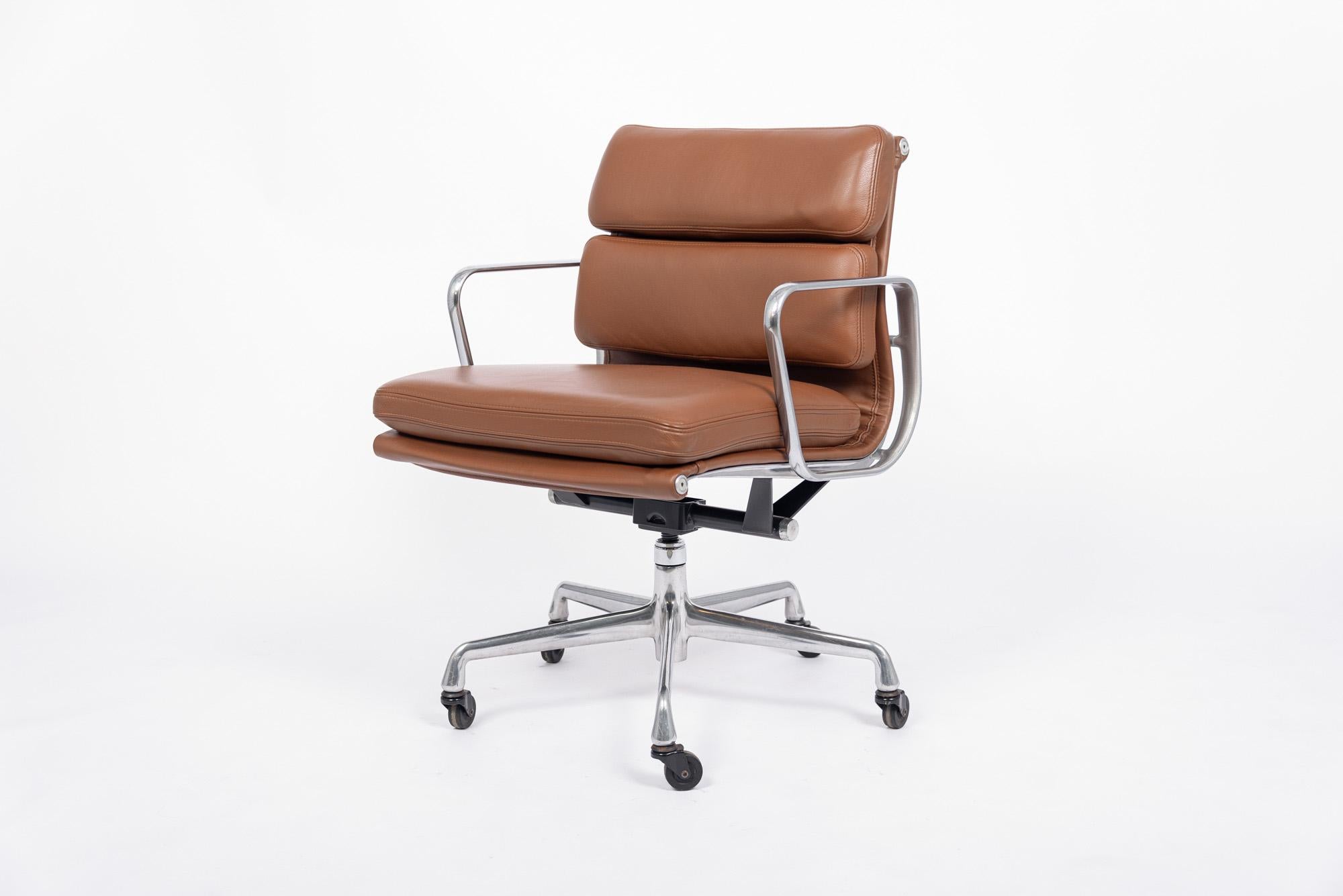 Silla de oficina de cuero marrón de mediados de siglo de Eames para ...