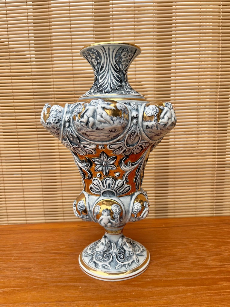 Mitte des Jahrhunderts Capodimonte Porzellan Cherubs Vase Circa 1960s ...