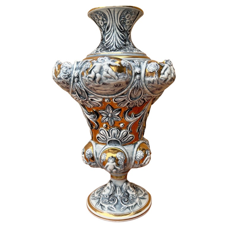 Mitte des Jahrhunderts Capodimonte Porzellan Cherubs Vase Circa 1960s ...
