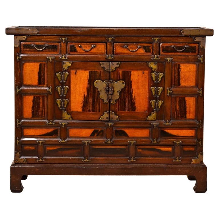 Meuble de rangement chinois du milieu du siècle avec petits tiroirs En ...