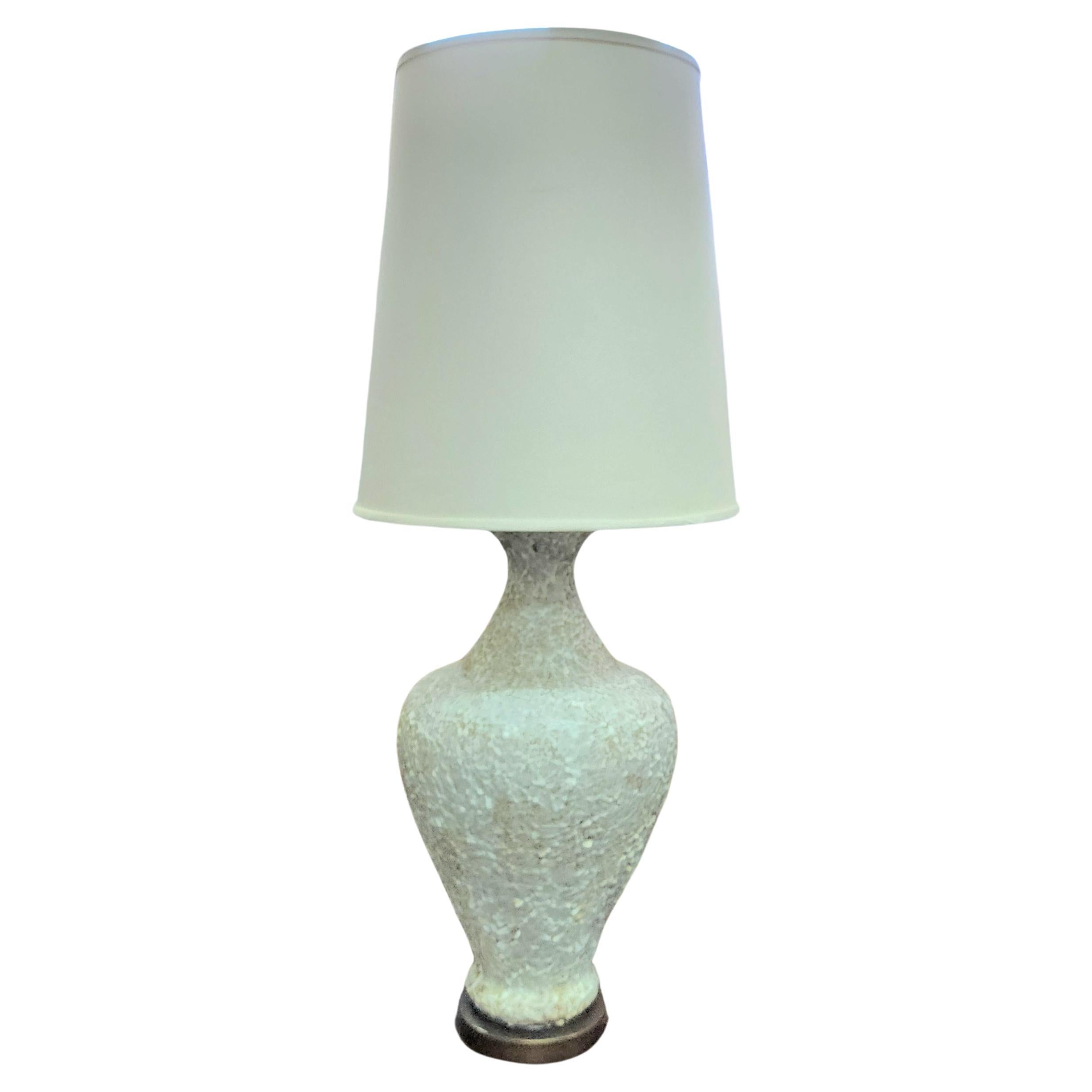 Mid century modern textured ceramic lamps in white. For Sale at 1stDibs