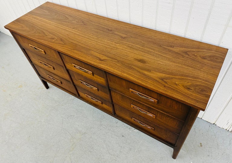 Mid-Century Modern 9-Drawer Walnut Dresser For Sale at 1stDibs