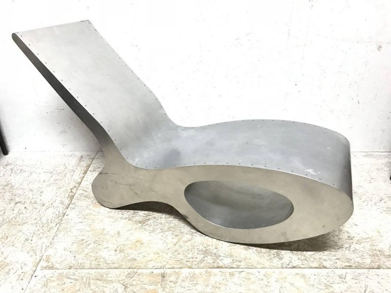 Chaise longue organique en aluminium mi-siècle moderne dans le style de ...