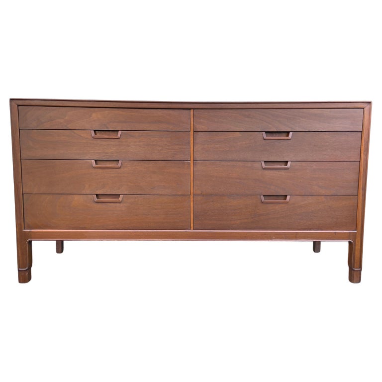 Mid Century Modern American 8 Drawer Dresser by Janus For Sale at 1stDibs