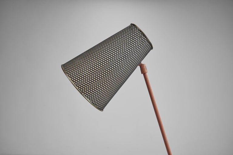 Mid-Century Modern Angular Floor Lamp, Europe ca 1960s For Sale at 1stDibs