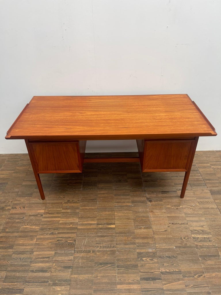 Mid-Century Modern Brown Teak Desk with Drawers For Sale at 1stDibs