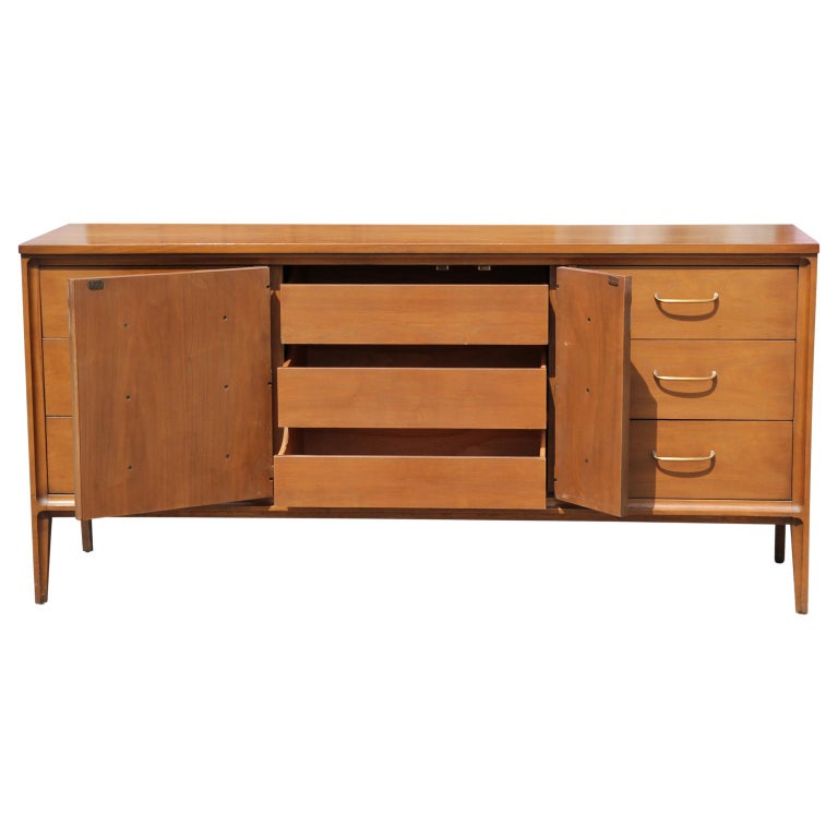 Mid-Century Modern Broyhill Forward Sideboard / Dresser at 1stDibs