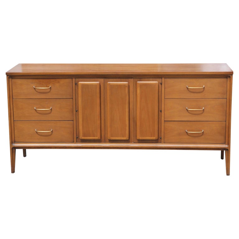 Mid-Century Modern Broyhill Forward Sideboard / Dresser at 1stDibs