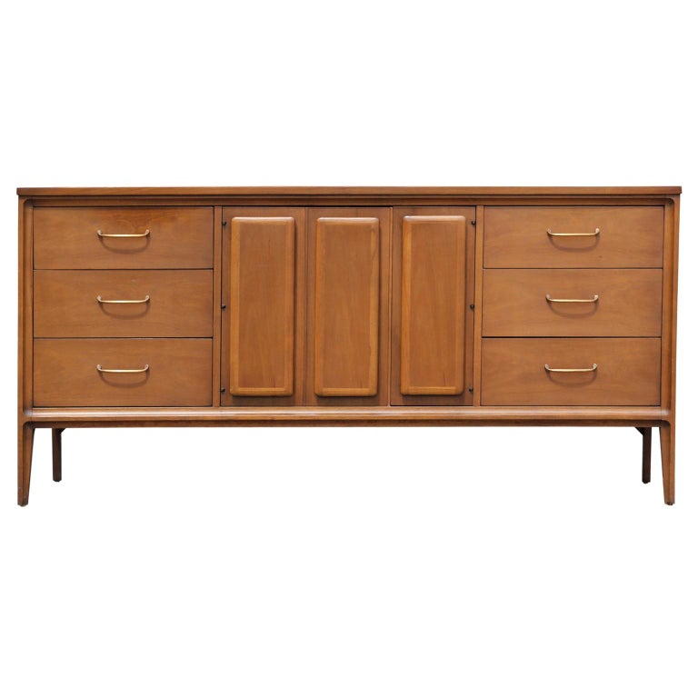 Mid-Century Modern Broyhill Forward Sideboard / Dresser at 1stDibs