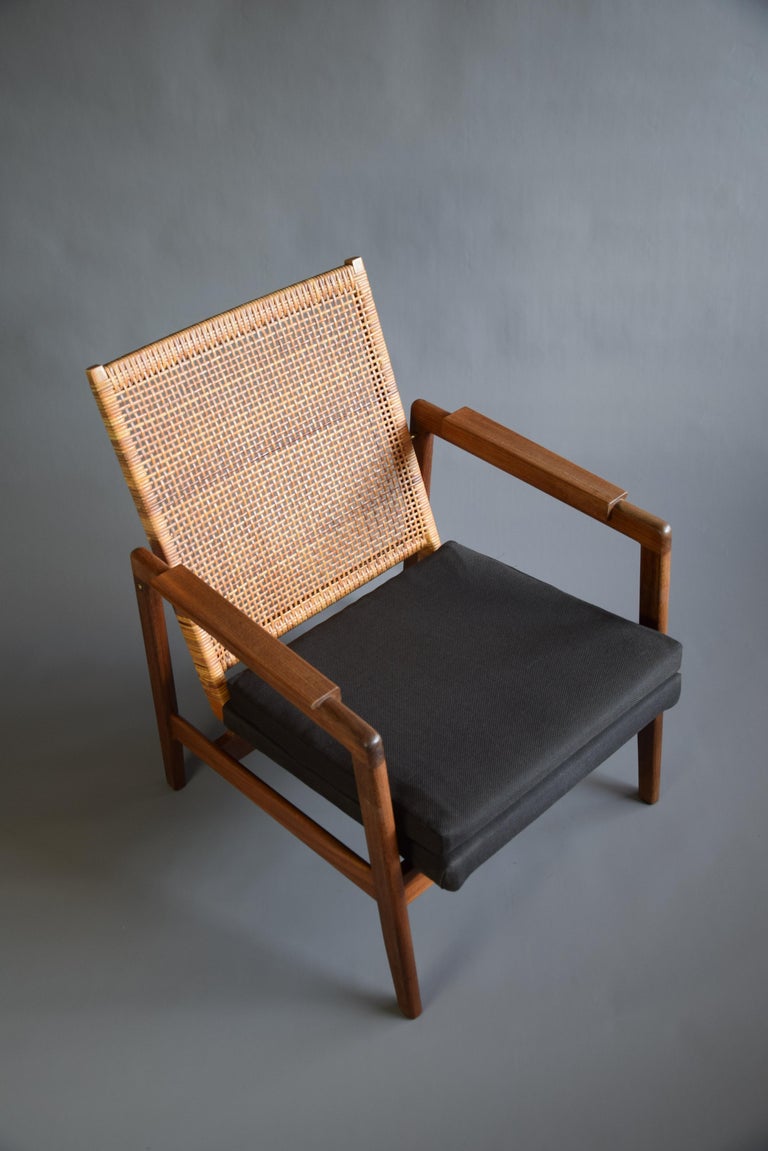 Mid-Century Modern Cane and Wood Lounge Chair For Sale at 1stDibs