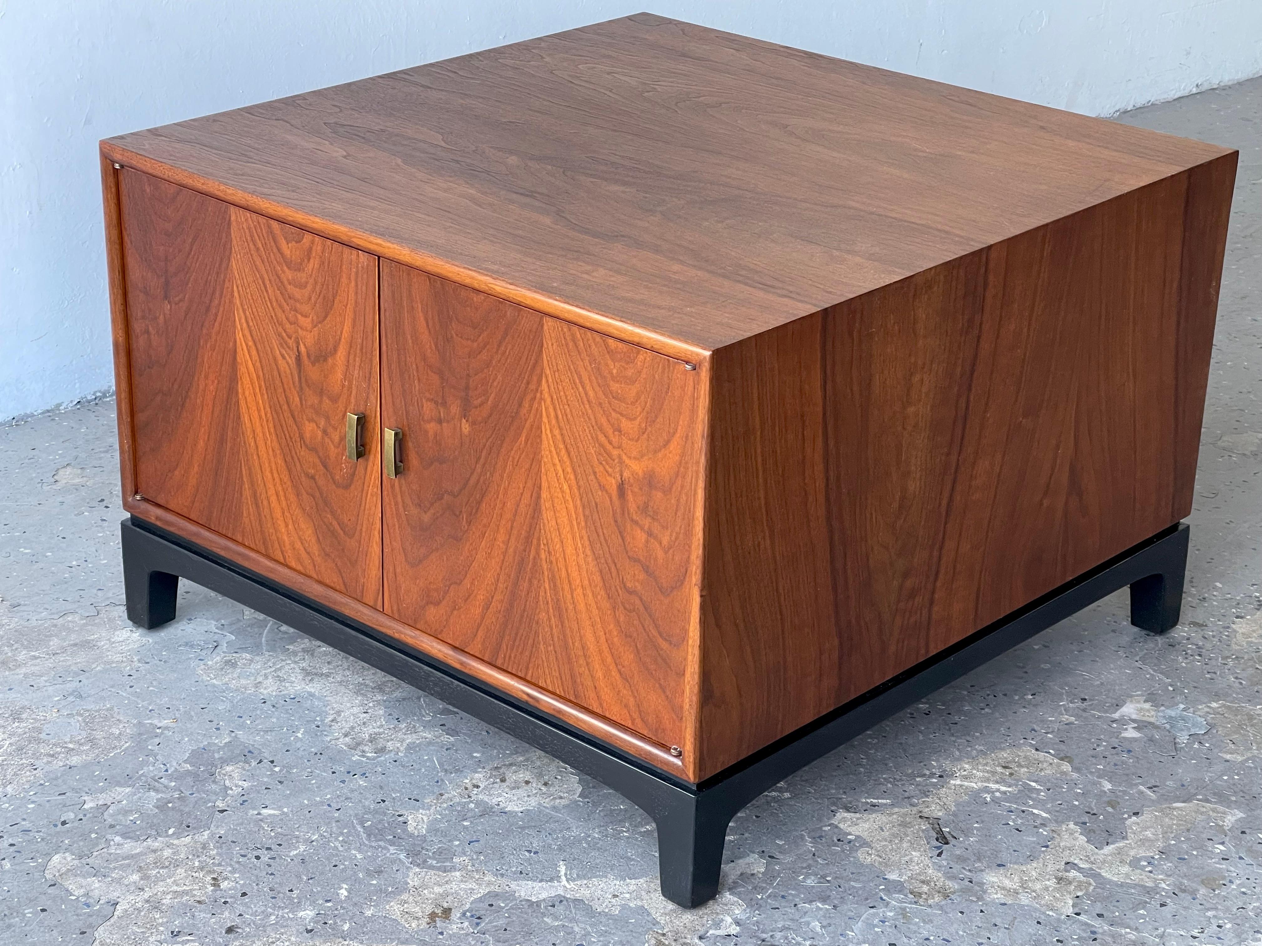 Mid-Century Modern Coffee / End Table Beautiful Wood Grain For Sale at ...