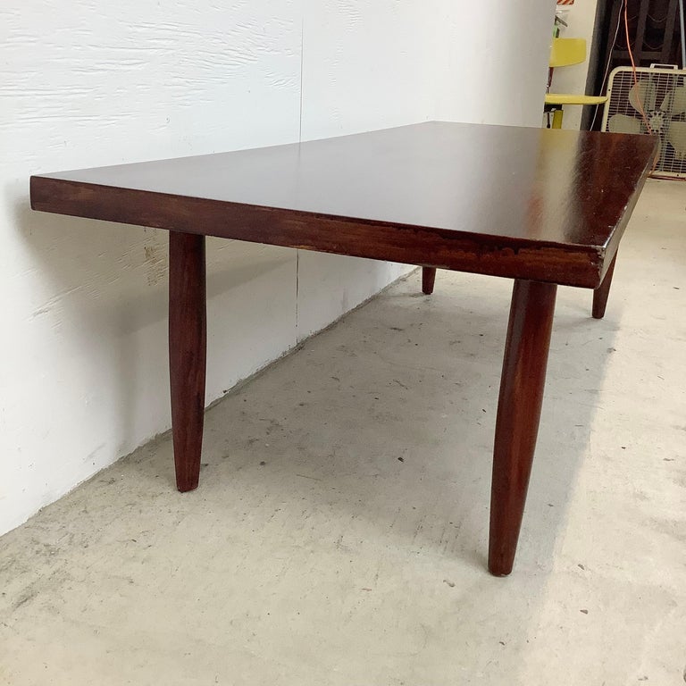 Mid-Century Modern Coffee Table with Tapered Legs For Sale at 1stDibs