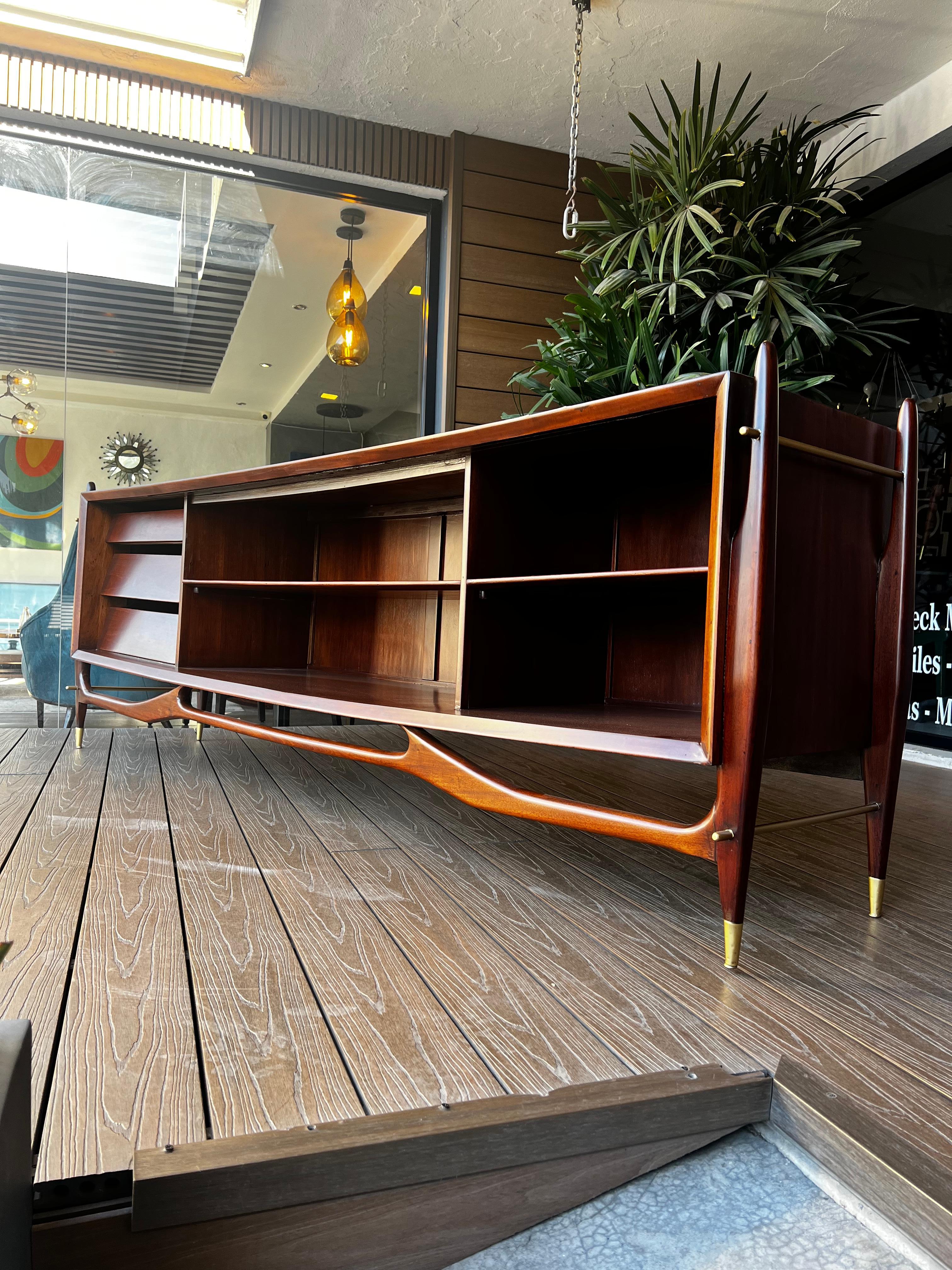 Mid-Century Modern Credenza For Sale at 1stDibs
