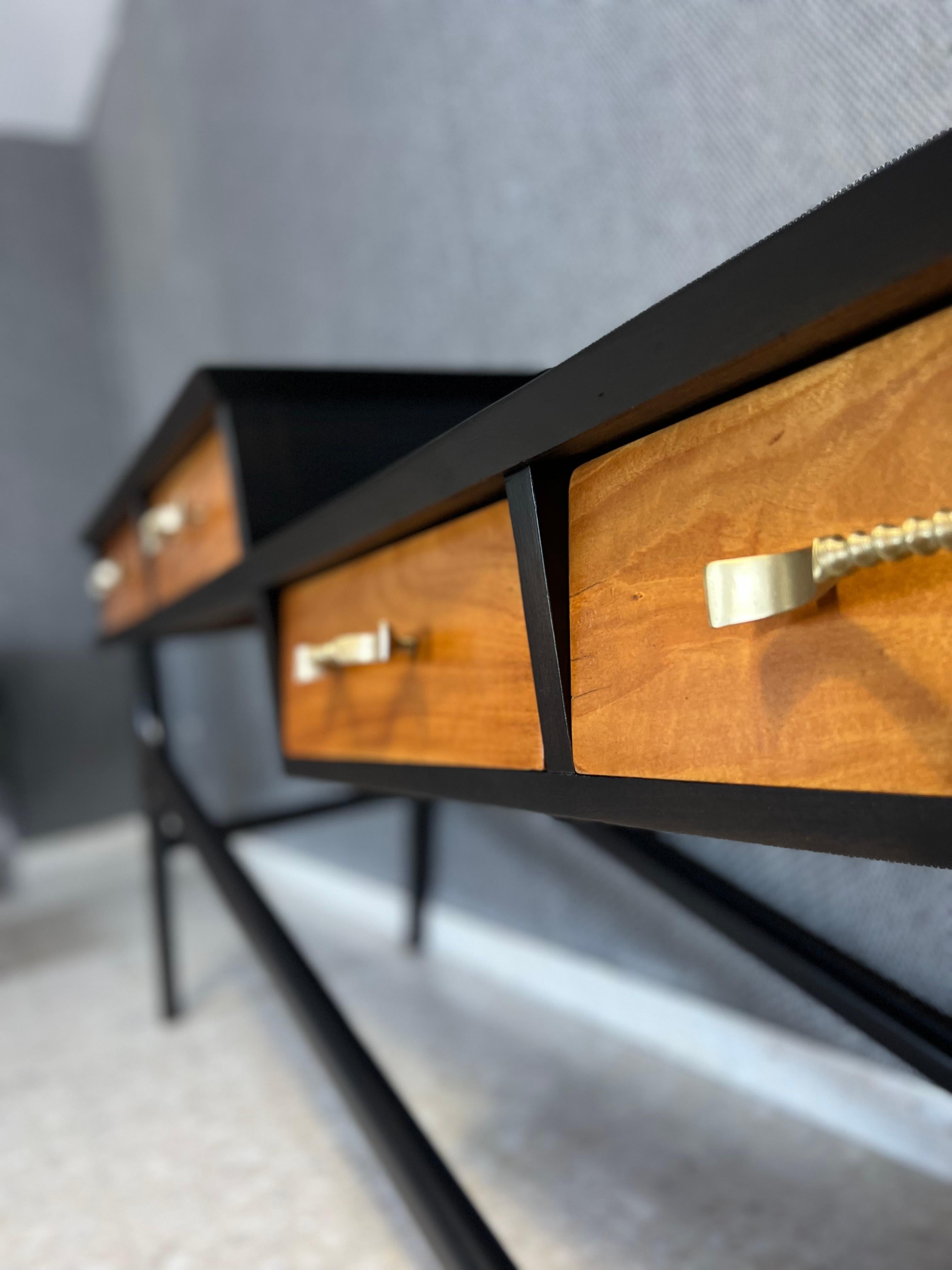 Mid-Century Modern Credenza For Sale at 1stDibs