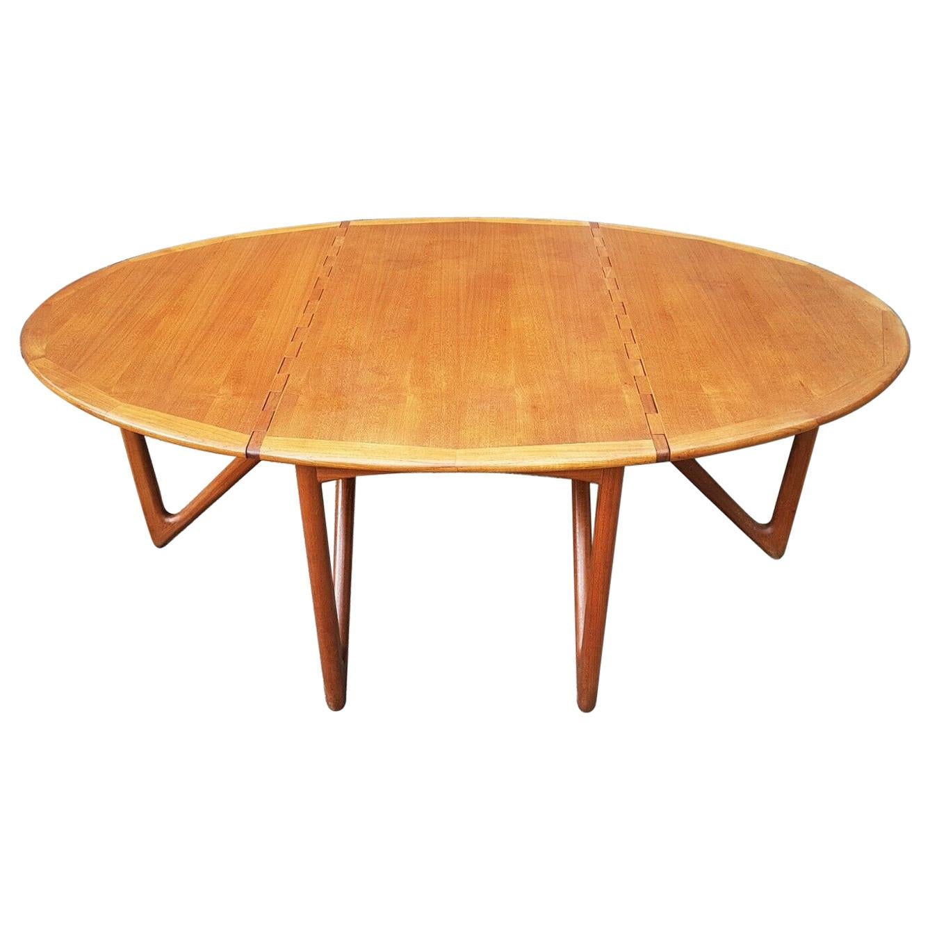 Mid-Century Modern Danish Teak Dining Table For Sale at 1stDibs